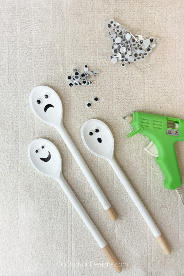 Hauntingly Cute DIY Wooden Spoon Ghost - Halloween Craft - Do Dodson ...